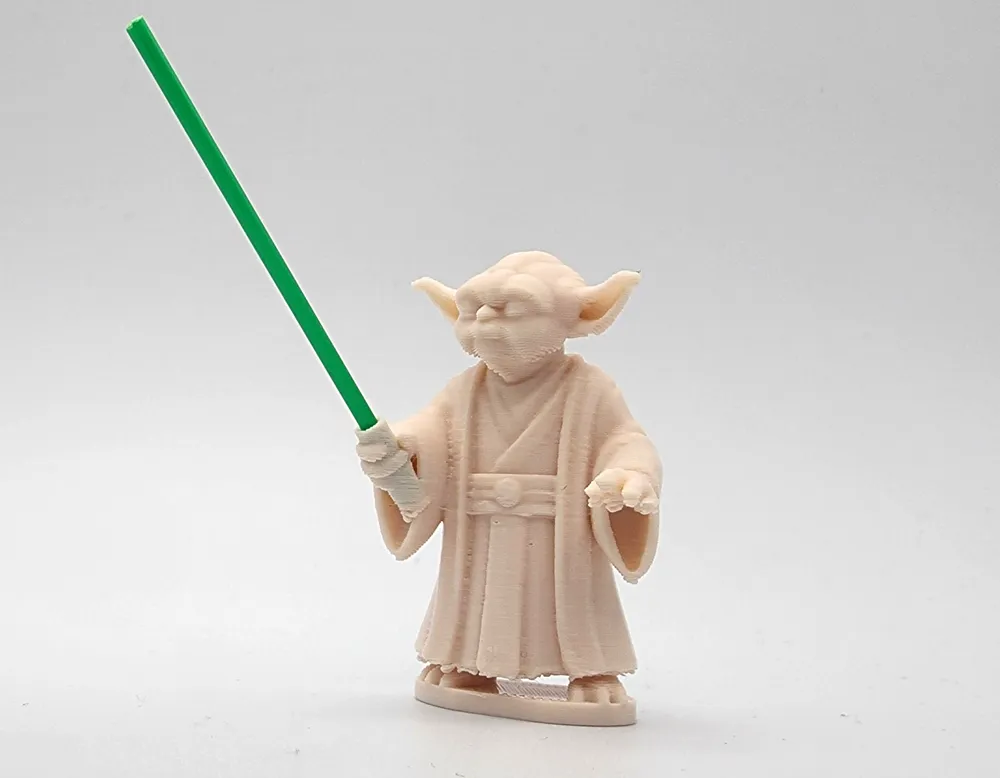 Miniature Maître Yoda avec Sabre Laser en Filament par Triple G ...