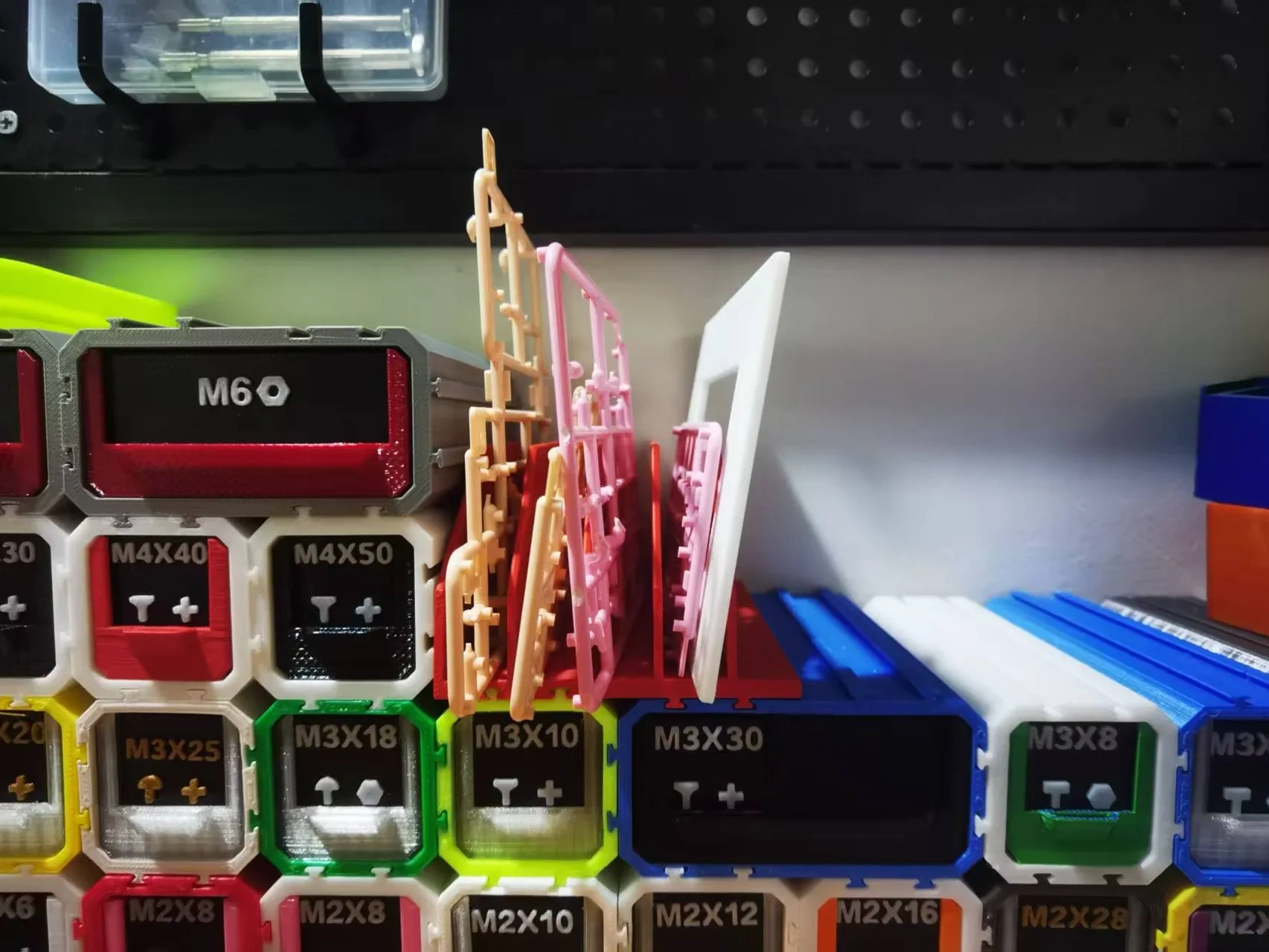 Freestanding Modular Model Plate Holder by 贾员外 - MakerWorld