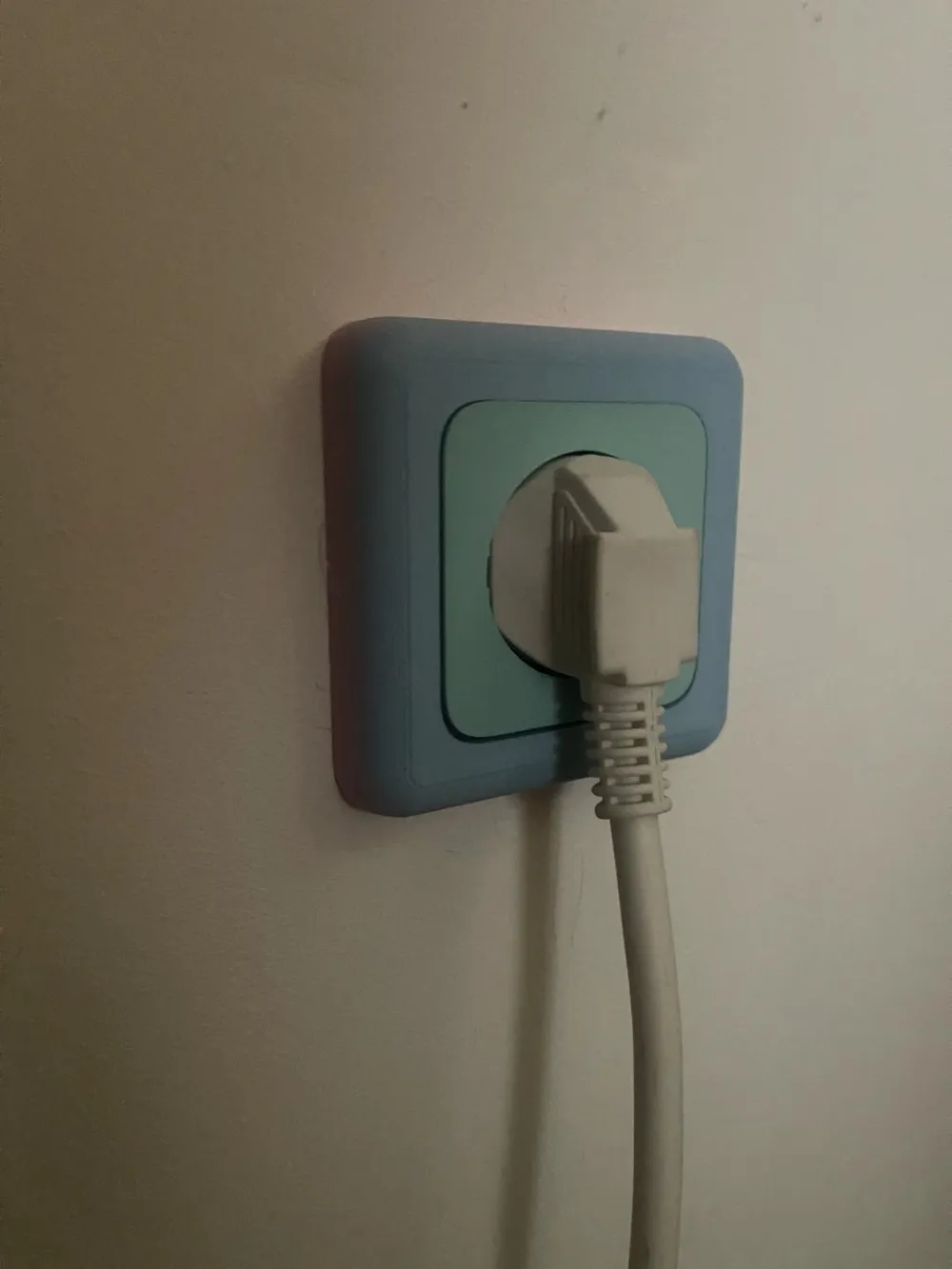 Socket outlet insert with simple cover by Marie - MakerWorld