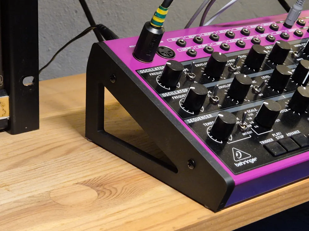 Behringer Edge stand by Tobitobsn - MakerWorld