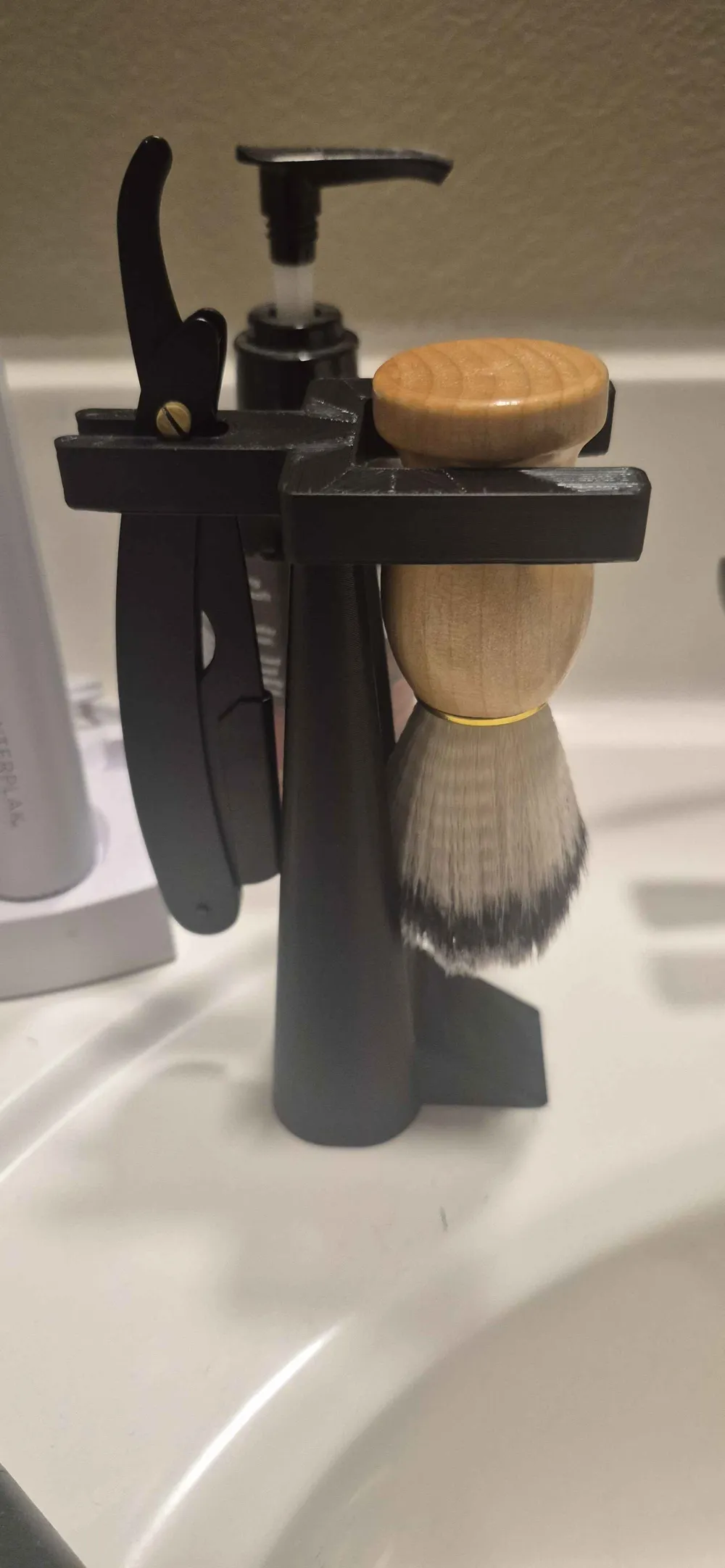 Straight Razor and brush holder v1 by Puchuumetal - MakerWorld