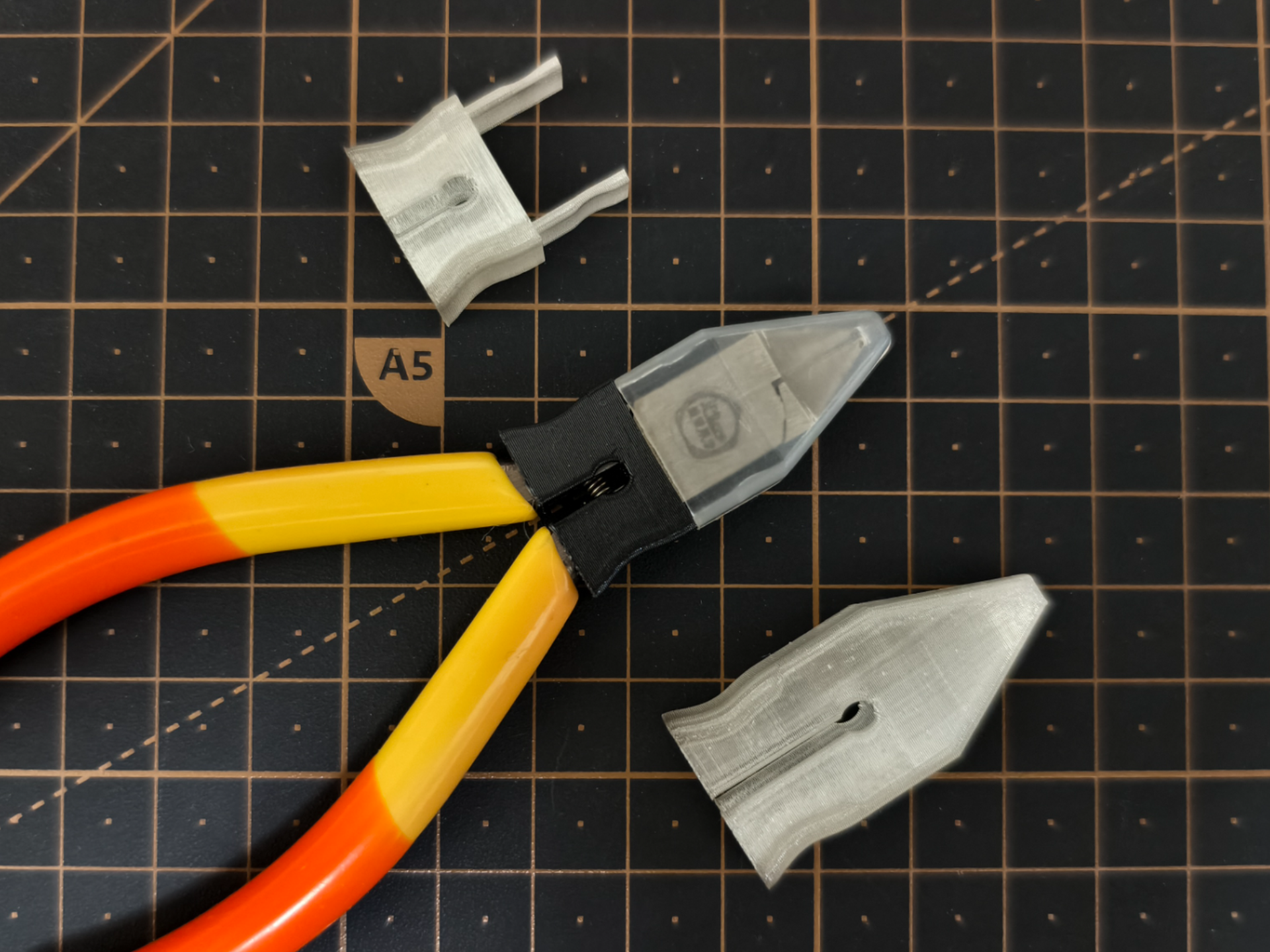 Sharpness Sprue Cutter Lid Expansion Upgrade by PC的3D打印工坊MakerWorld ...