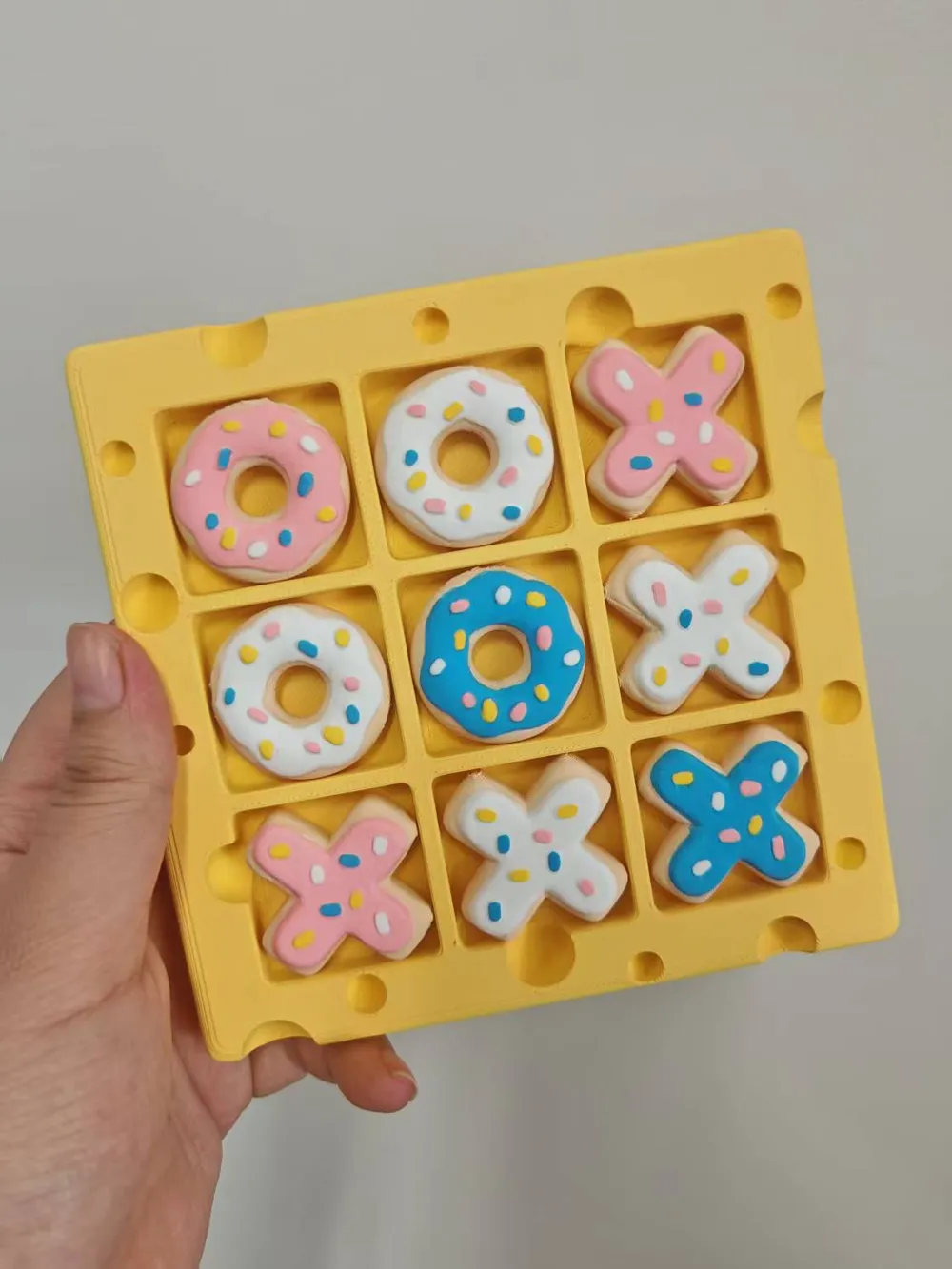 Adorable juego de tres en raya de rosquillas con queso por ...