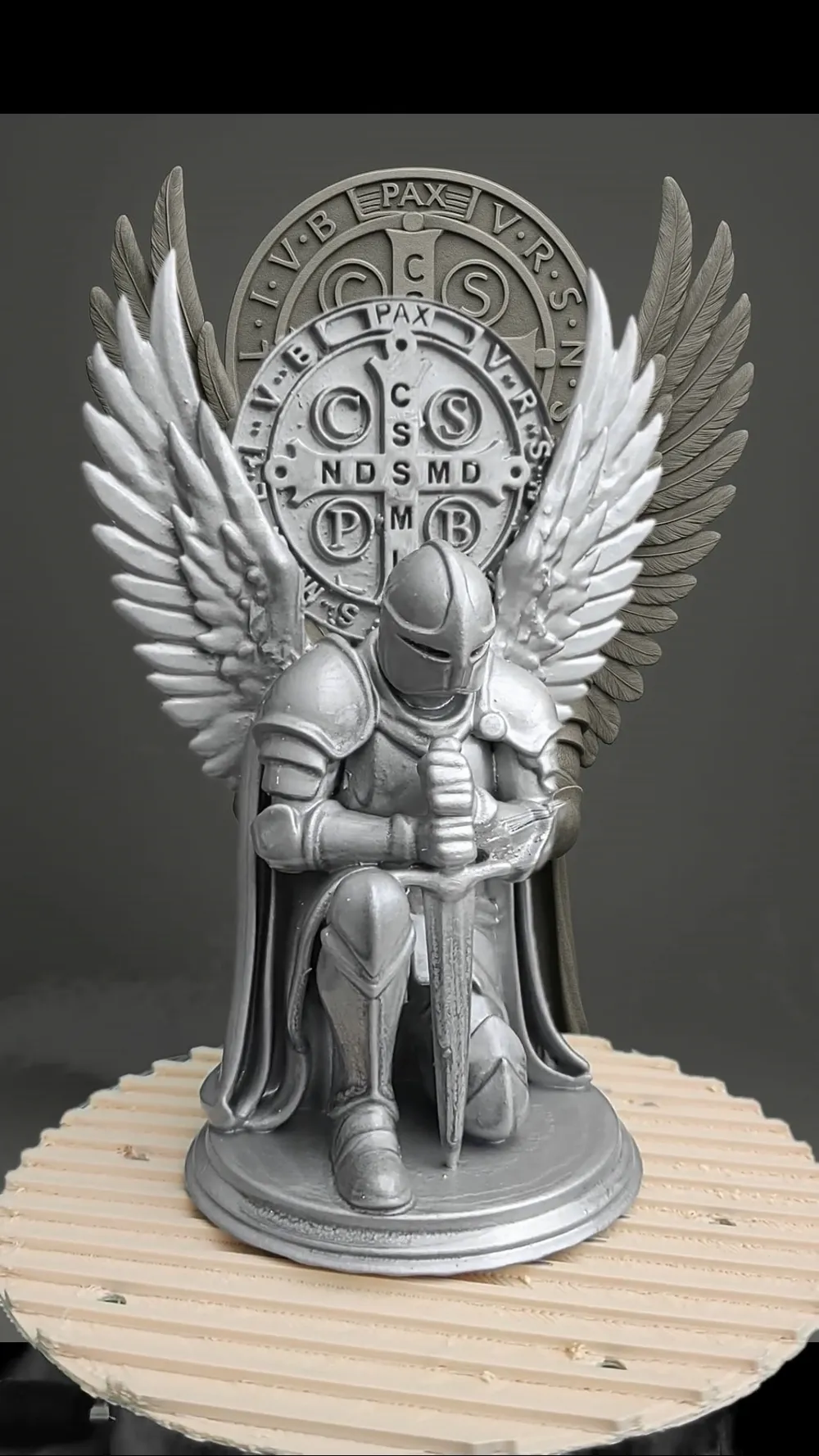 Angelo Guerriero con la medaglia di San Benedetto da Panucci MakerWorld ...