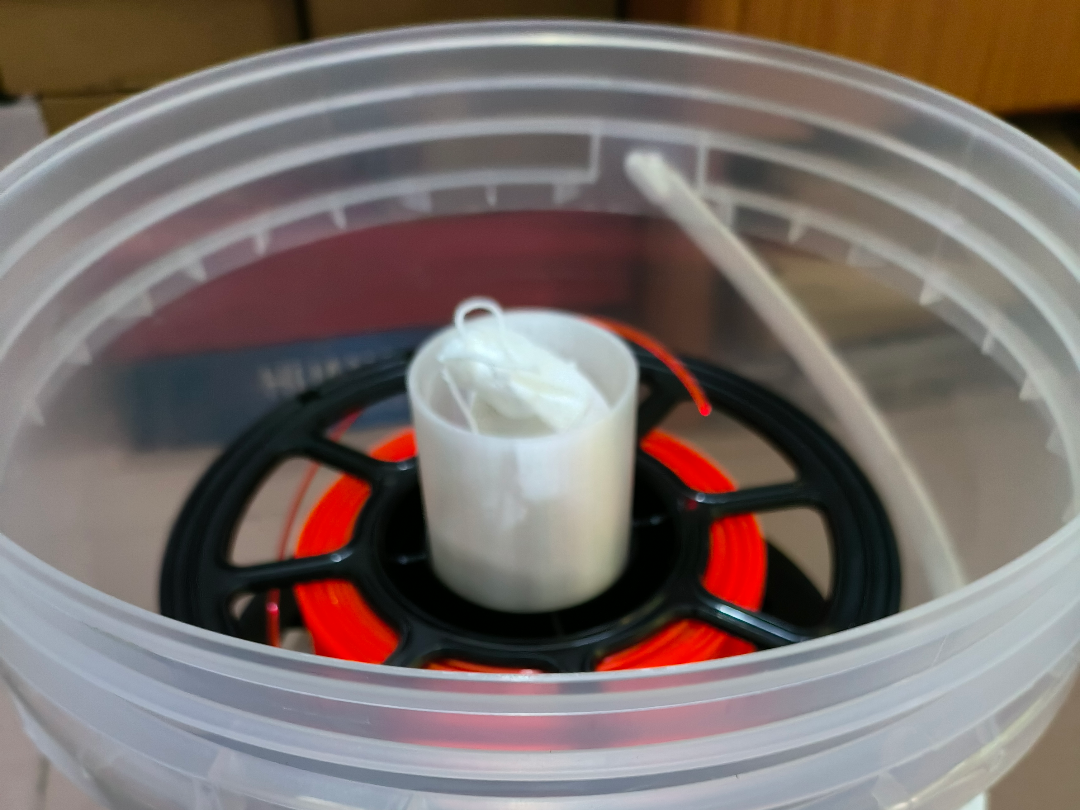 Low-Cost Spare Filament Drying Bucket by 诺德英雄 MakerWorld: Download Free ...