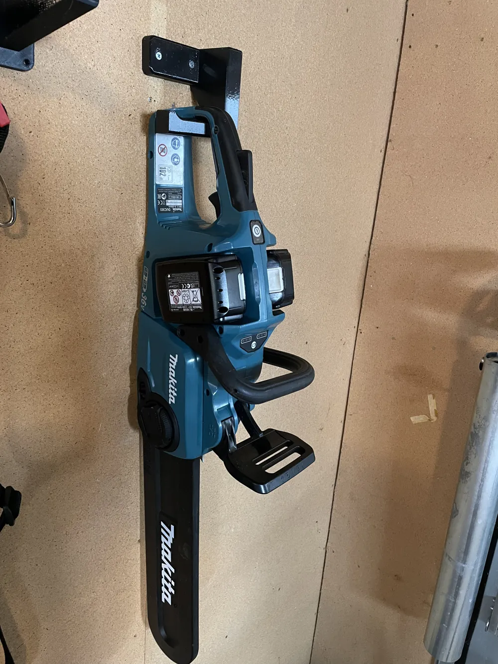 Makita chain saw holder - Free 3D Print Model - MakerWorld