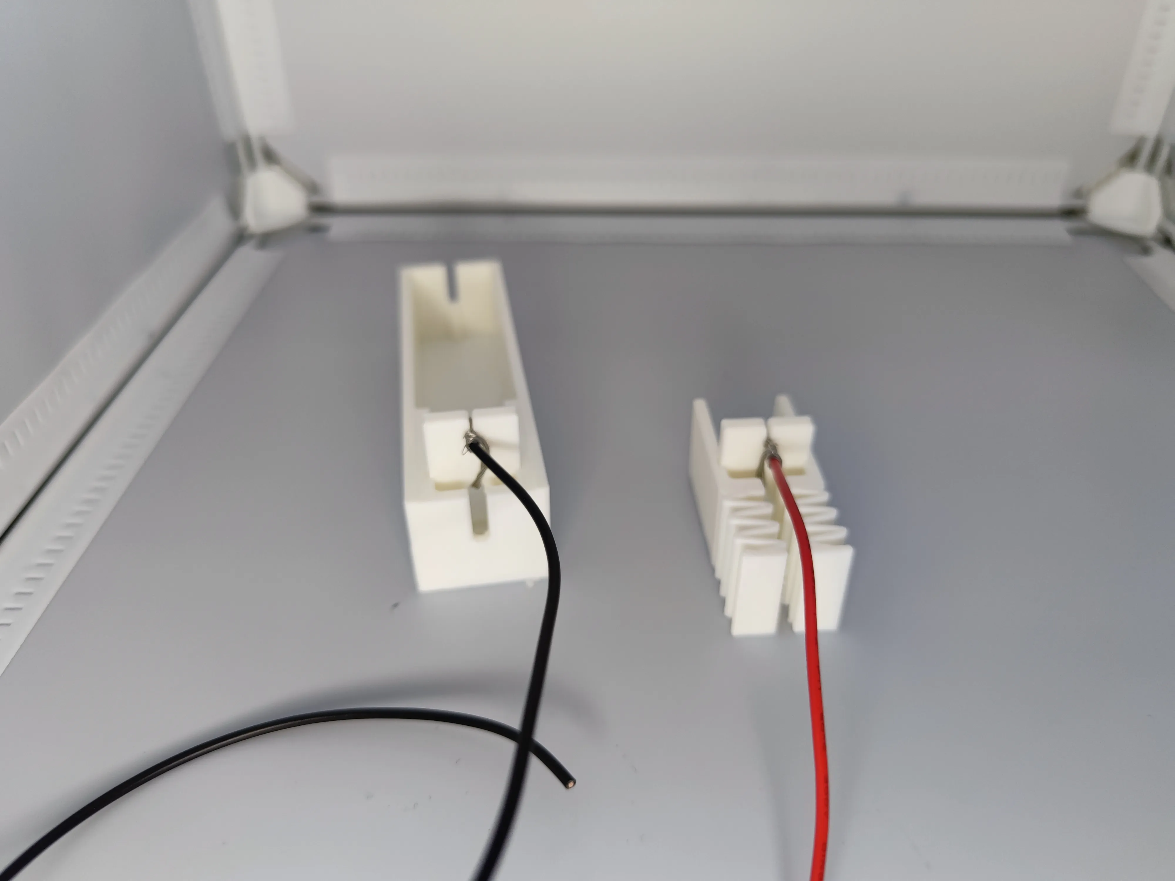 DIY AA Battery holder with lead – No Extra parts! - Free 3D Print Model ...