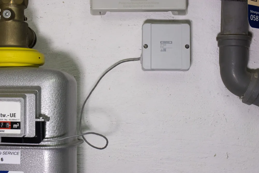 Mounting plate for LoRa Pulse Counter (gas meter) by MalteP MakerWorld ...