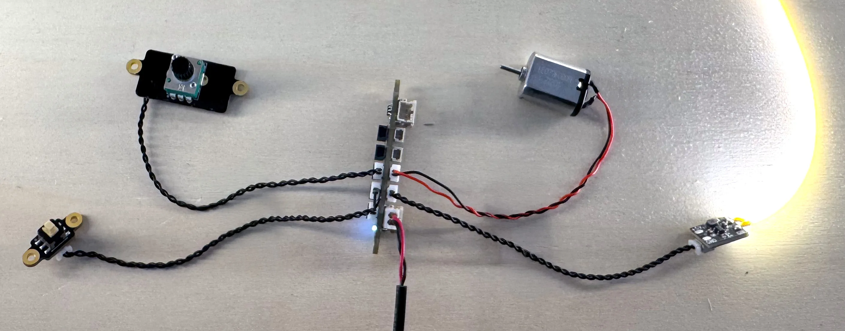 GlacierBreeze——清凉桌面风扇灯 来自 Structales - Roadrunner4d MakerWorld：免费下载 3D 模型