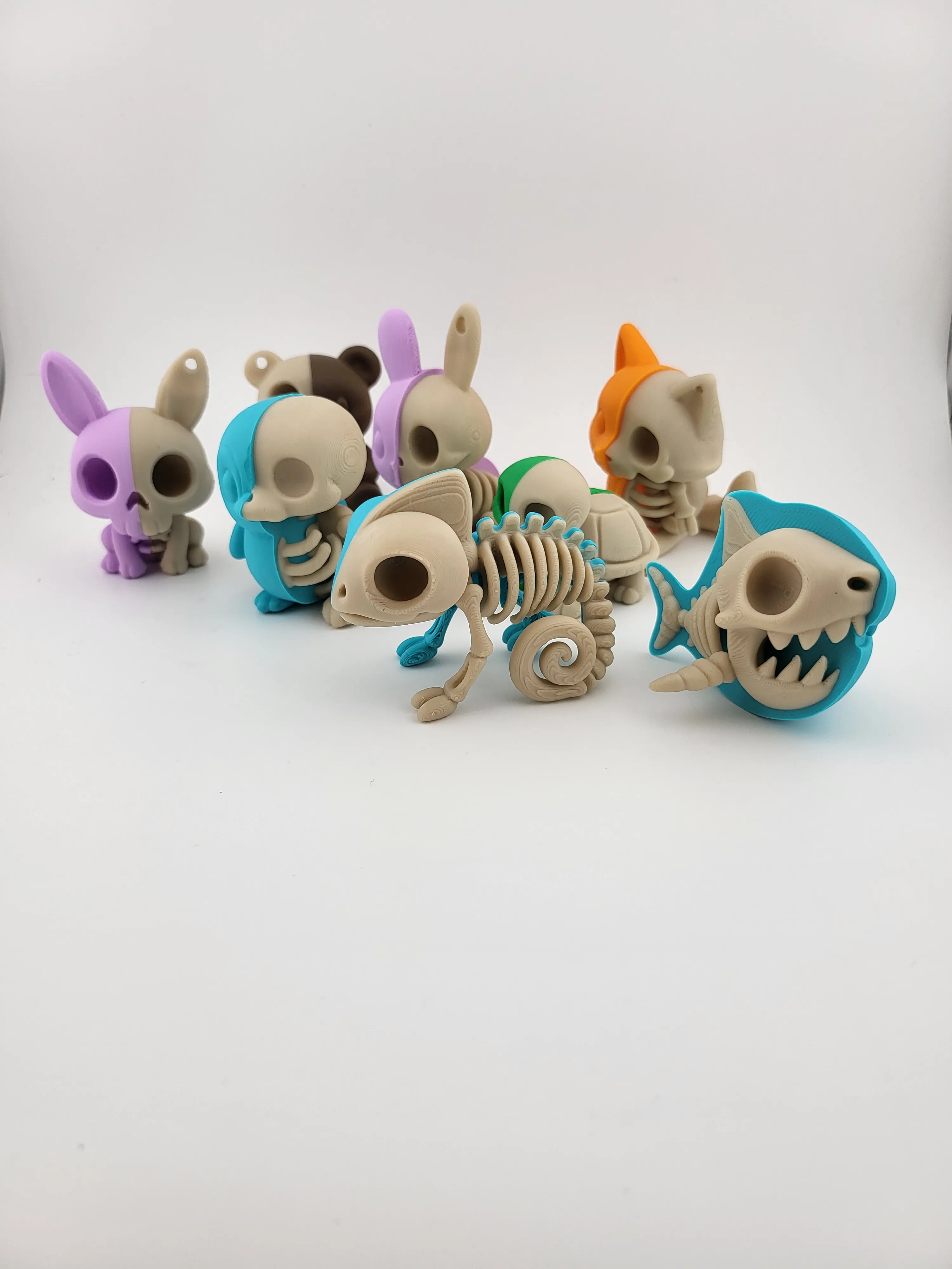 Skeleton Chameleon Figurine for Desk Shelf Decor - Free 3D Print Model - MakerWorld