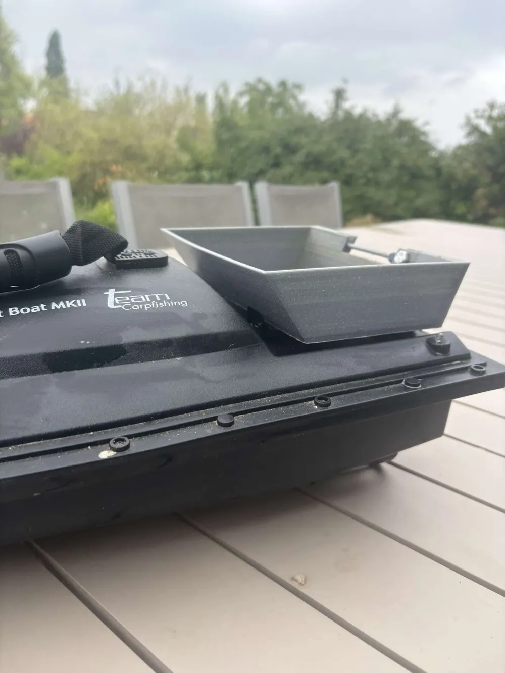 Einfacher Köderbootbehälter Dark Water Bait Boat MK2 + Schnur ...