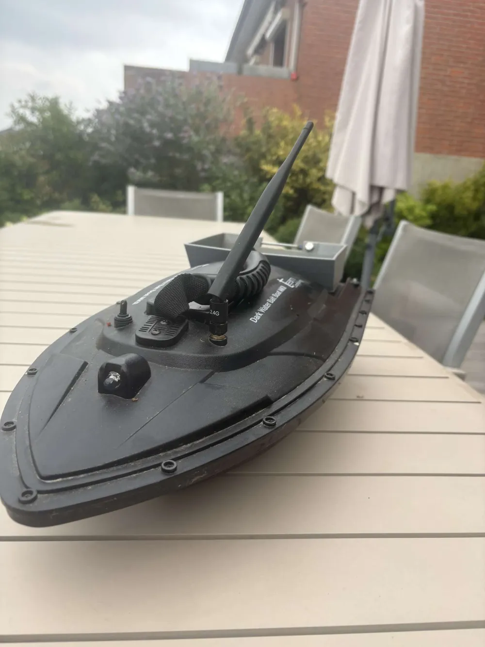Einfacher Köderbootbehälter Dark Water Bait Boat MK2 + Schnur ...