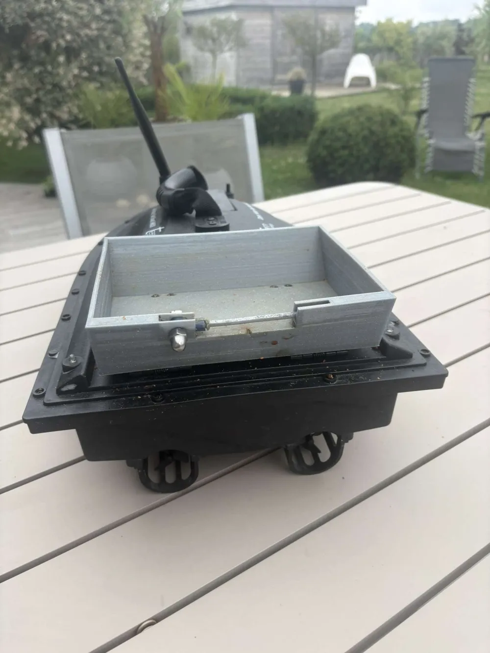 Einfacher Köderbootbehälter Dark Water Bait Boat MK2 + Schnur ...