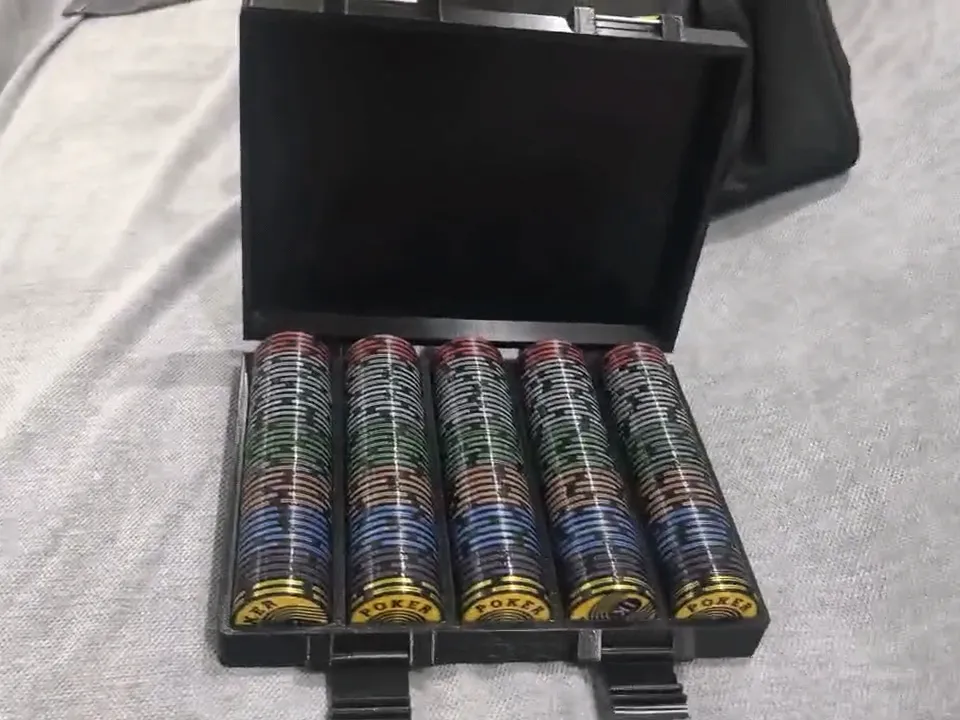 Compact Chip Storage Box - Free 3D Print Model - MakerWorld