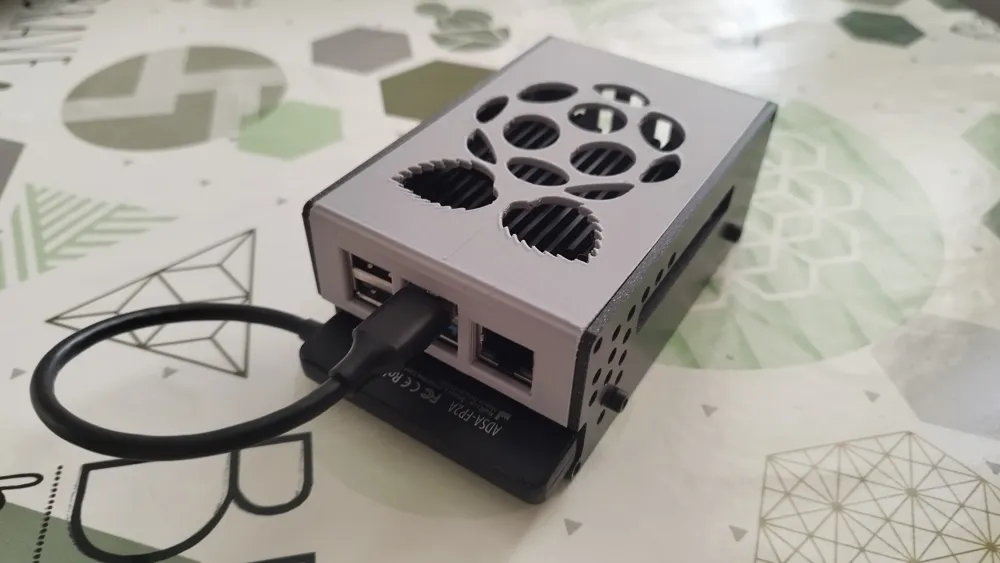 Raspberry Pi 4 case with 2.5 HDD/SSD drive mount - Free 3D Print Model ...