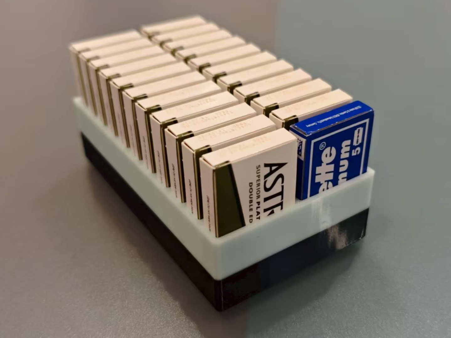 Double-sided Razor Blade Storage Box (22 Slots) by 线圈儿 MakerWorld ...