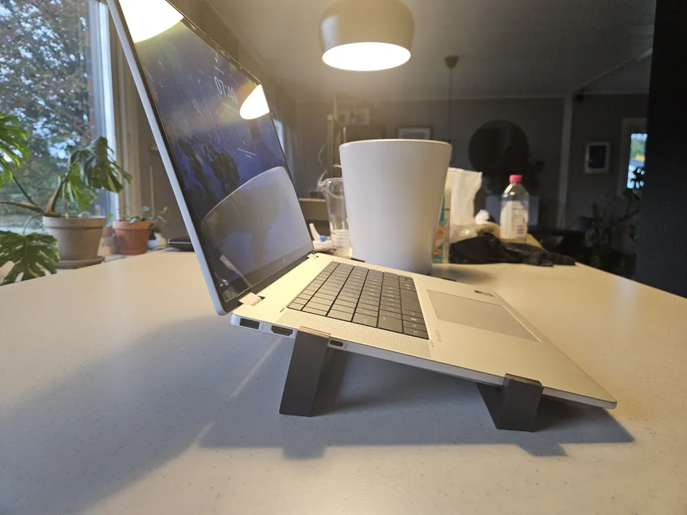 Laptopstand Omnibook X flip 16 snap fit - Free 3D Print Model - MakerWorld