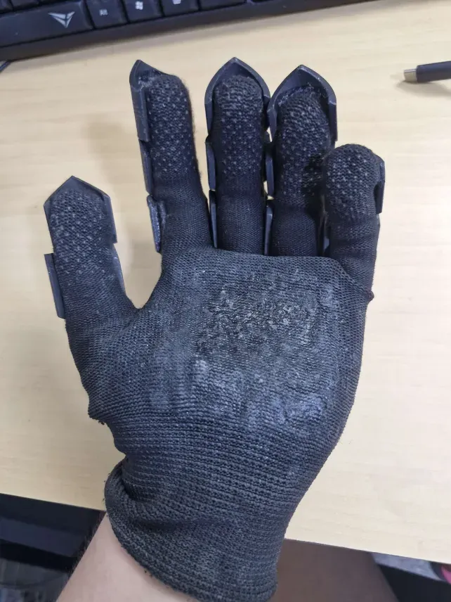 Simple medieval gauntlet by bavlox MakerWorld: Download Free 3D Models