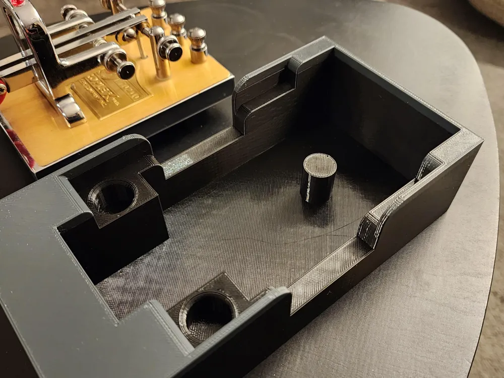 Vibroplex 键控器外壳 – 电缆收纳版 来自 VK1HF MakerWorld：免费下载 3D 模型