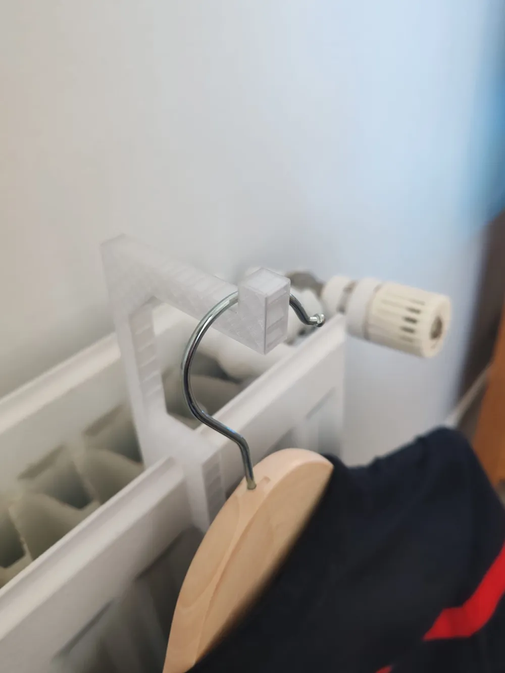 Acessório para pendurar um cabide em um radiador por Ronas MakerWorld ...