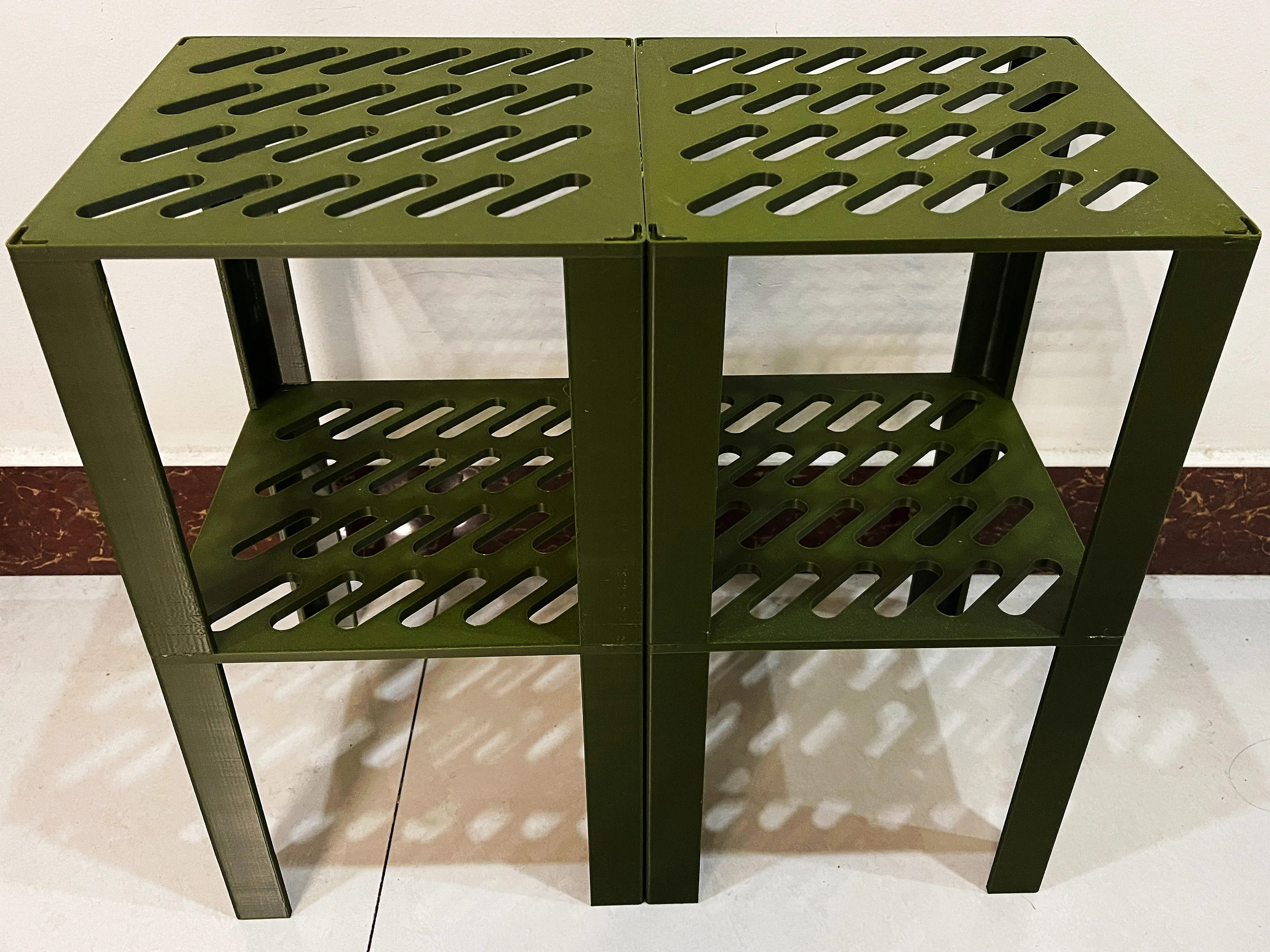 A sturdy and material-saving assembleable and stackable storage shelf ...