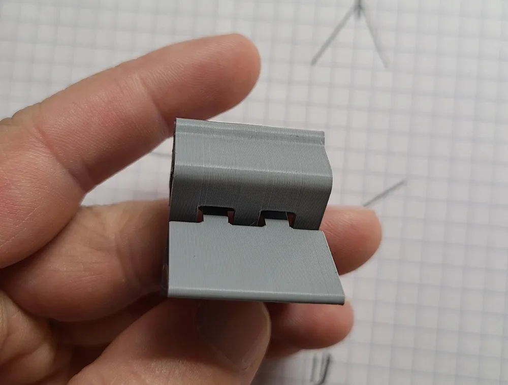 Minimalistic Compliant Photo Holder - Free 3D Print Model - MakerWorld