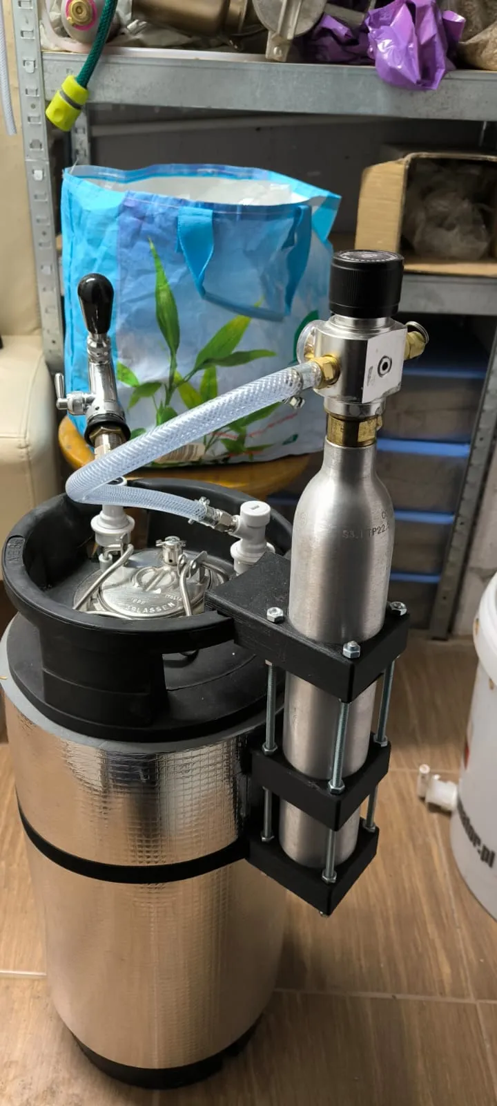 Support de cartouche SodaStream sur fût Cornelius Corny - Modèle d ...