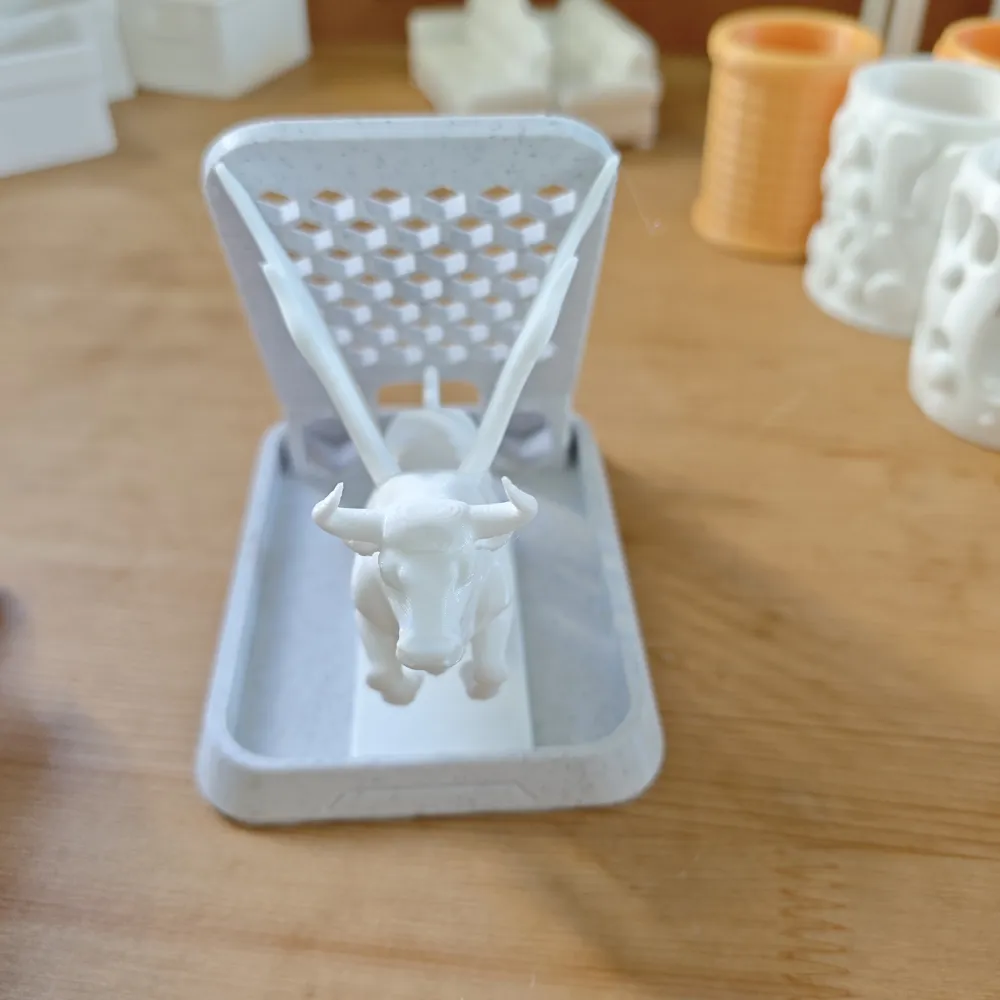 Med vingar Oxe Startar Mobilhållare Utskriven i ett stycke ...