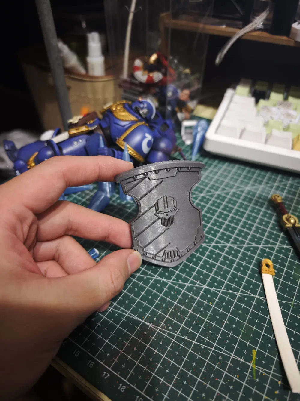 Mini shield, compatible with Joy Toy Warhammer Iron Warriors Command ...