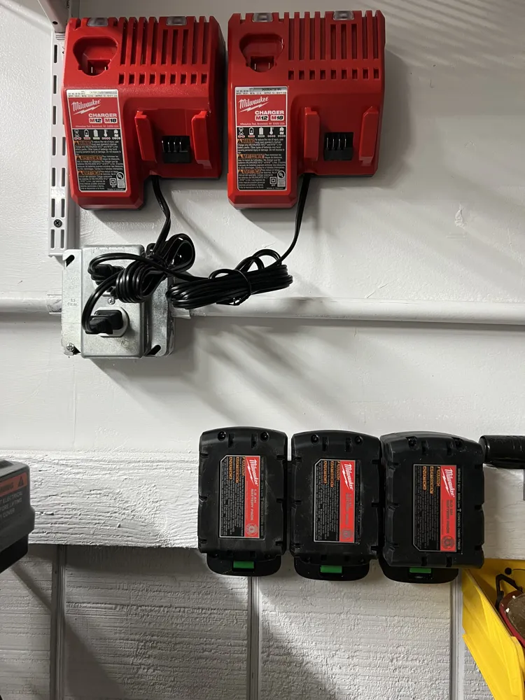 Soporte Milwaukee M18 con indicador de estado de carga - Modelo de ...