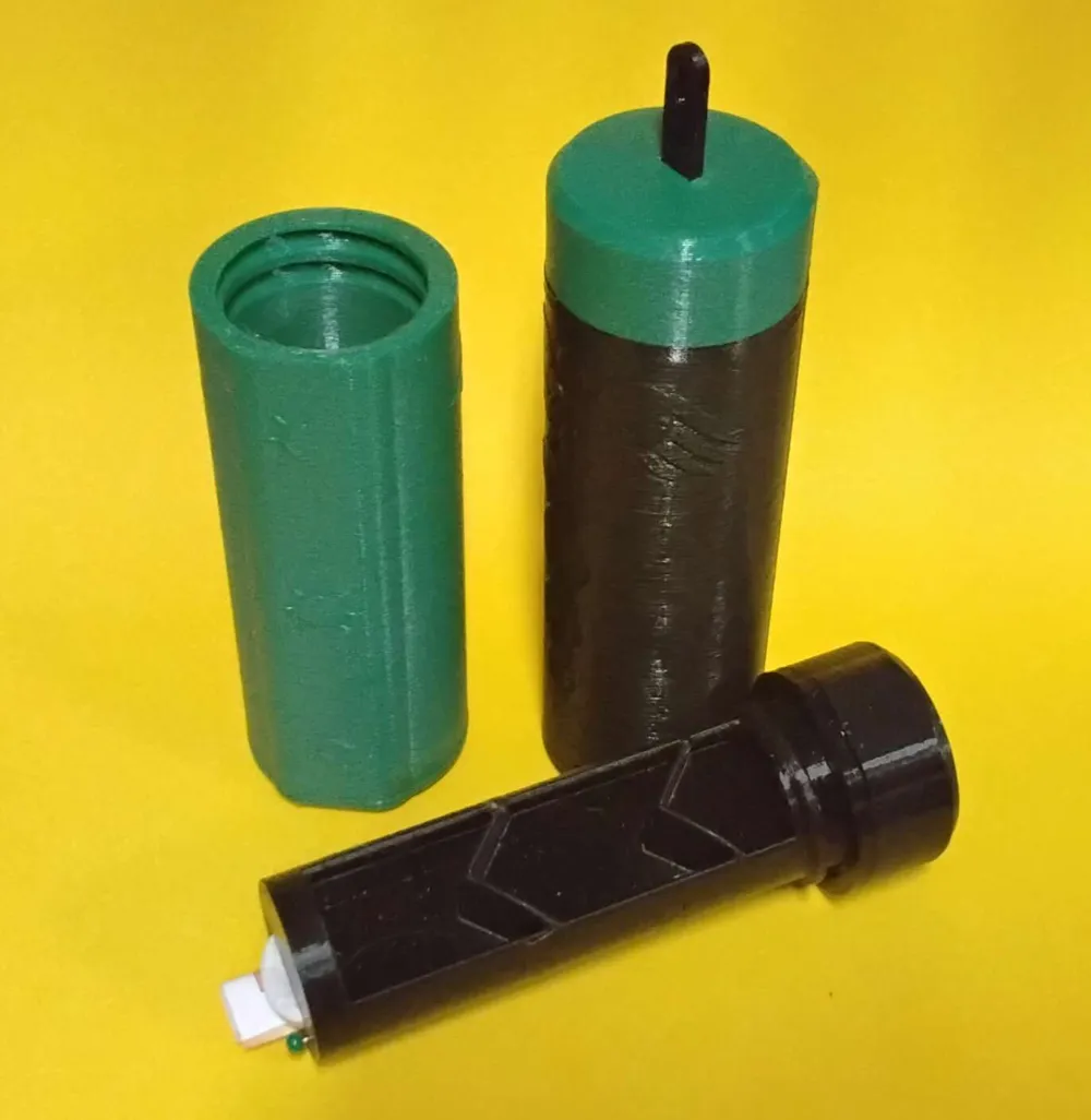 Portapillole più vano segreto per banconote, lama e ago. - Modello di ...