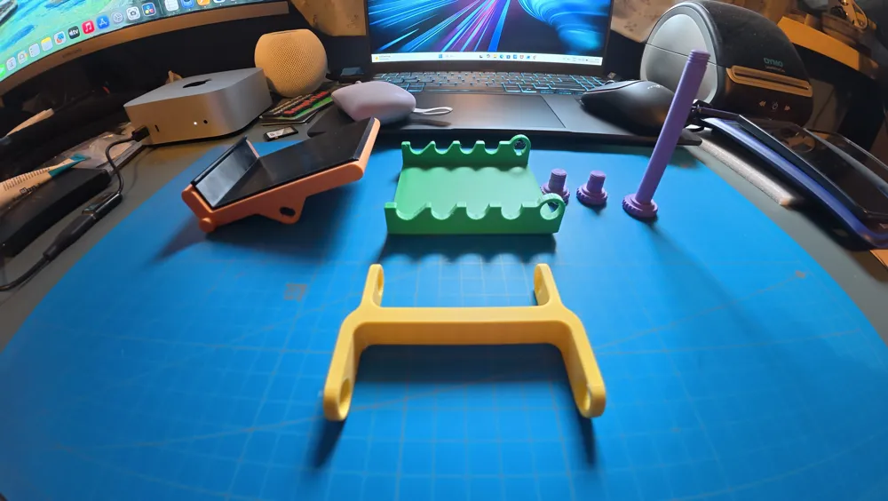 Adjustable phone holder - Free 3D Print Model - MakerWorld