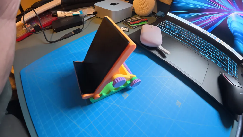 Adjustable phone holder - Free 3D Print Model - MakerWorld