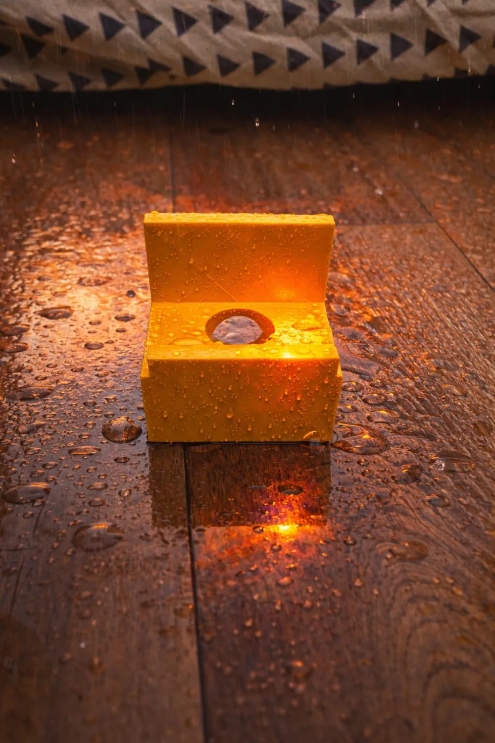 Phone stand, both charger and stand!!! - Free 3D Print Model - MakerWorld