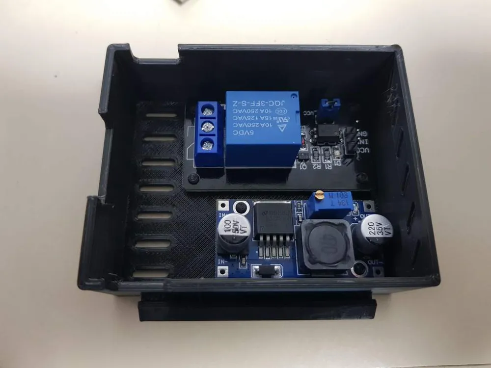 Boîtier LM2596 + relais 1 canal avec rail d'extrusion - Modèle d ...