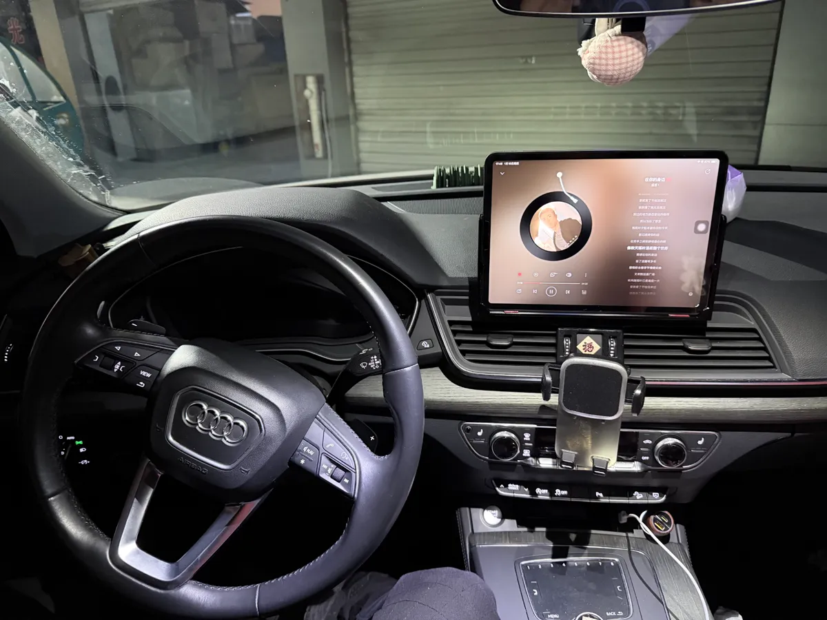 Audi Q5L (2018 model) center console screen mount for 11-inch Apple ...