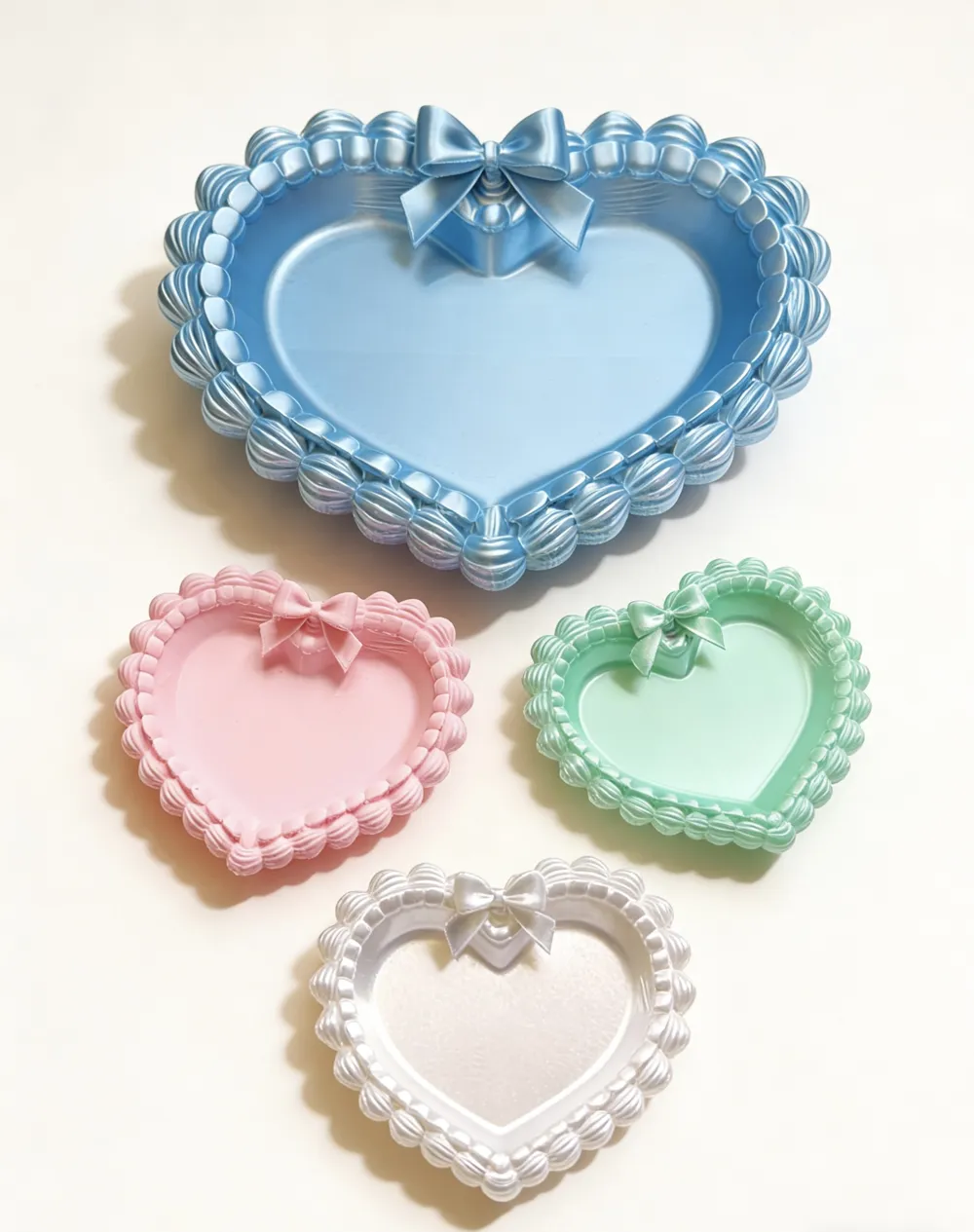 Plato decorativo con lazo de corazón y acabado cremoso, para exhibir ...