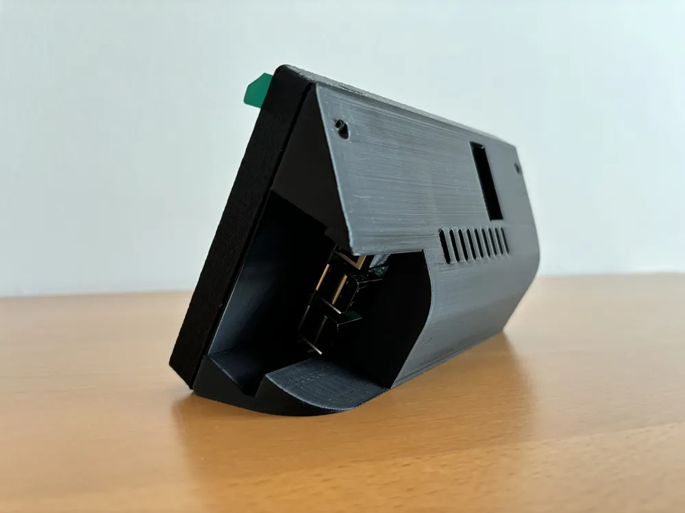 Raspberry Show: A Raspberry Pi 3B/4 case with embedded 7" Display ...
