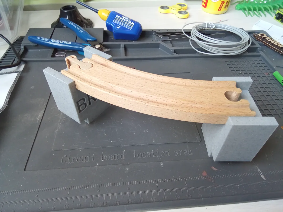 Brio rail stand - Free 3D Print Model - MakerWorld