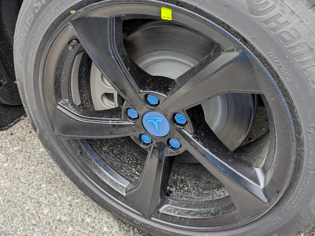 Tesla Model Y Junpier 2025+ - 轮毂盖 - 免费 3D 打印模型 - MakerWorld