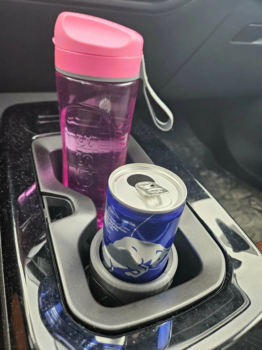 VW ID.4 Getränkehalteradapter für eine kleine Limonadendose ...