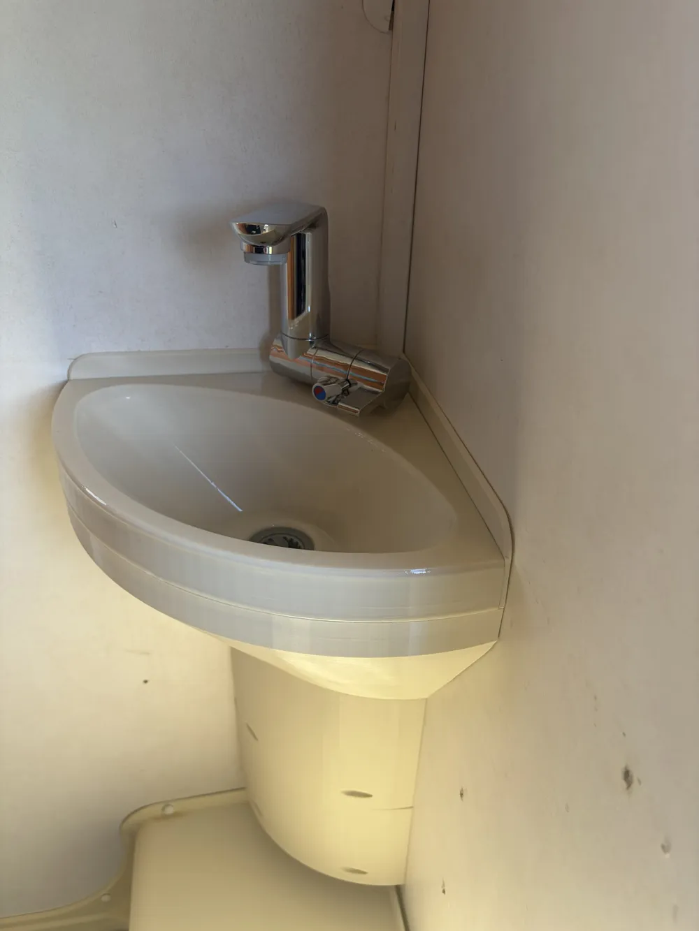 Caravan Corner Sink (with Cover) - Free 3D Print Model - MakerWorld