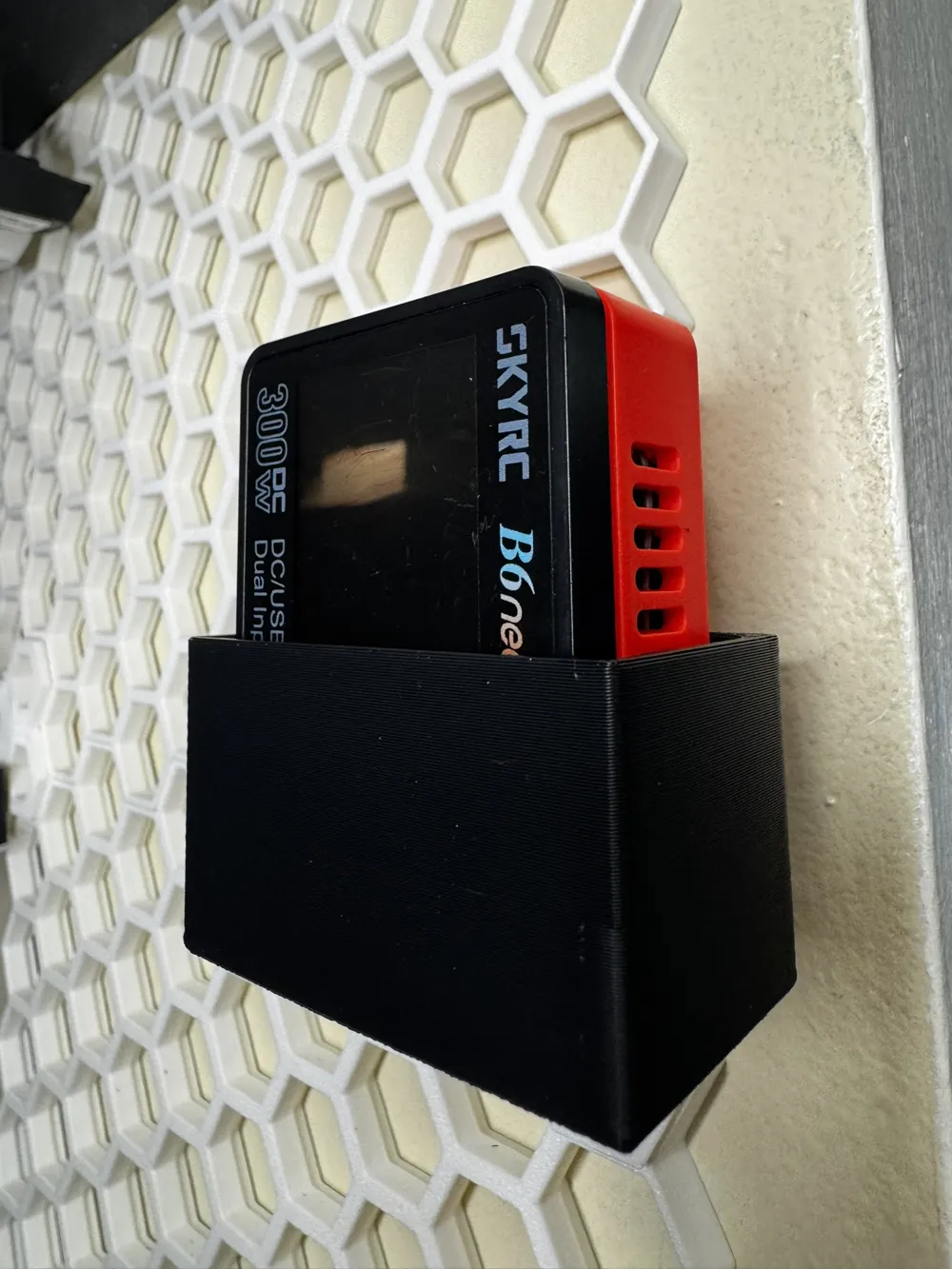 HSW - Supporto SkyRC B6 Neo - Modello di stampa 3D gratuito - MakerWorld