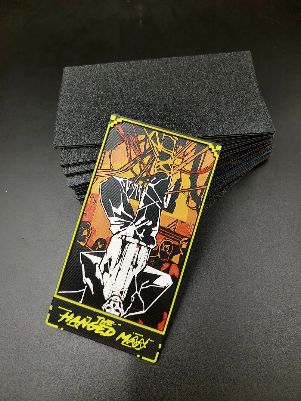 Série de cartes de tarot en relief 2077—Le Pendu | Jeu de cartes en ...