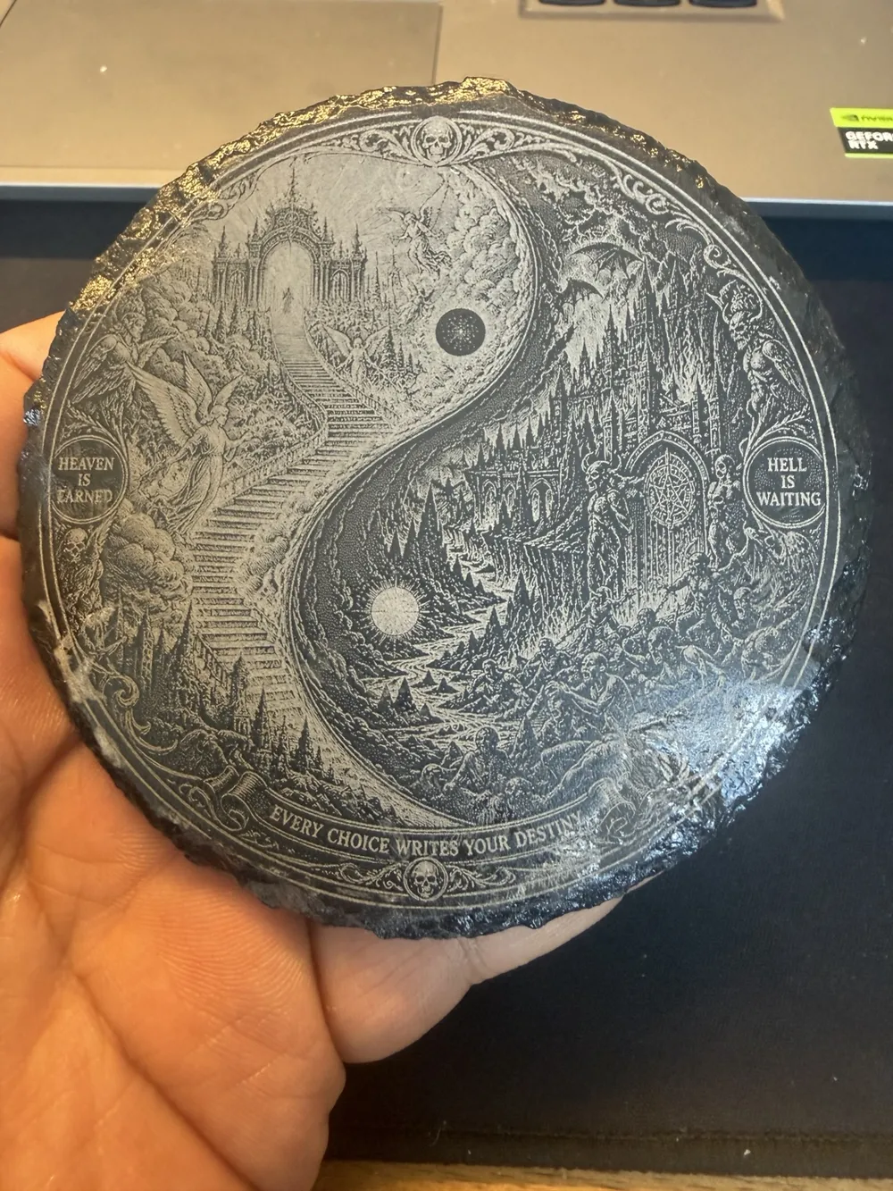 Grabado en pizarra con temática de Cielo e Infierno - Modelo de ...