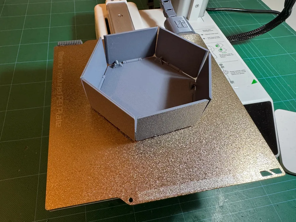 HexRoller - The folding dice box by gorgolo286 - MakerWorld