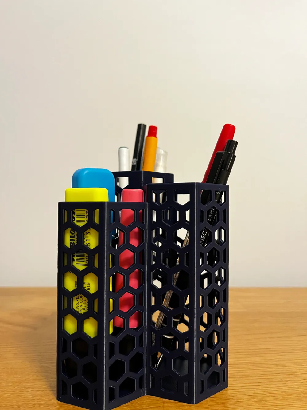 Tripple pen holder with honeycomb pattern by chmod_700 MakerWorld ...