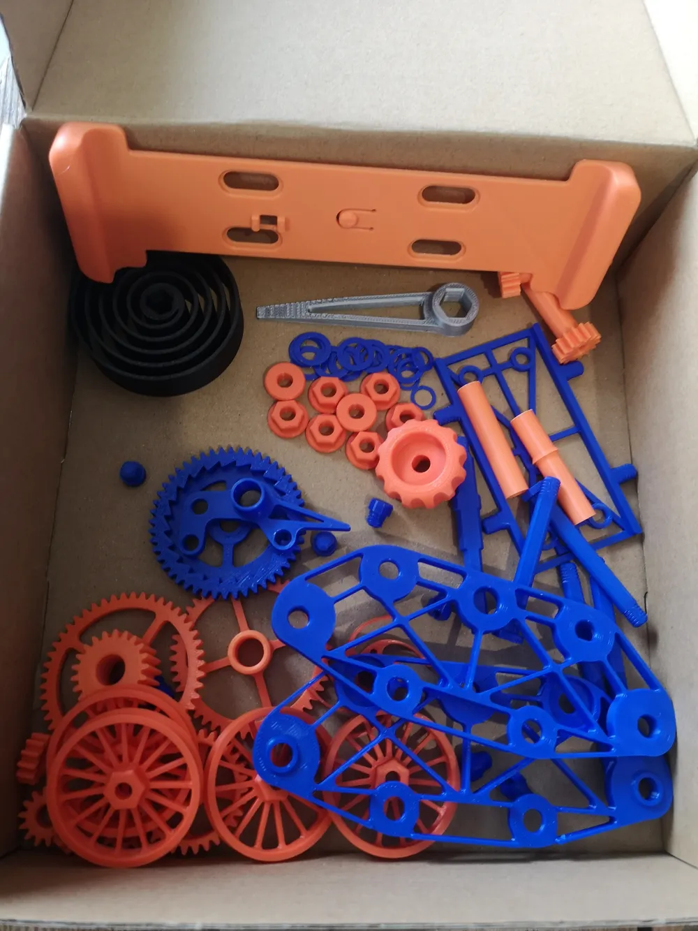 Wind-up car with reverser - Spring car - Free 3D Print Model - MakerWorld