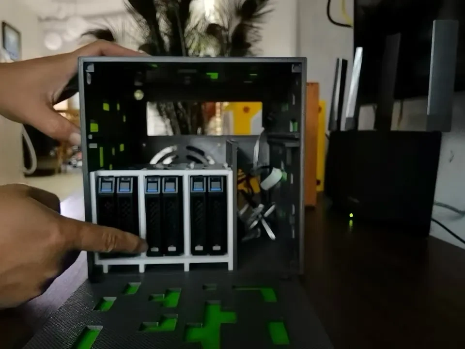 Wave 5212 2.5-inch 6-bay hard drive cage by kevin_lp - MakerWorld