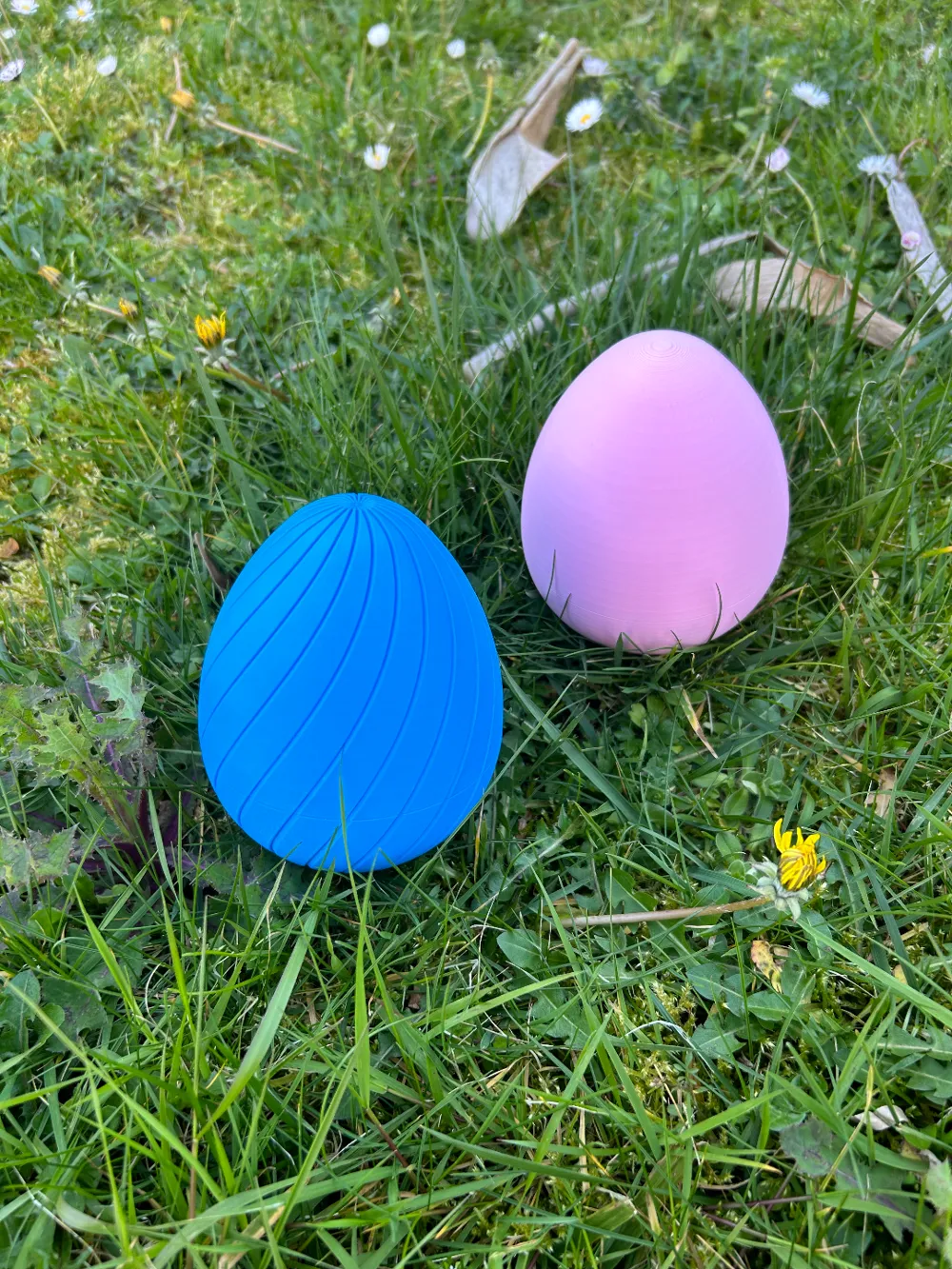Easter egg with thread and friendly hand (L & R) by LossamoalMakerWorld ...